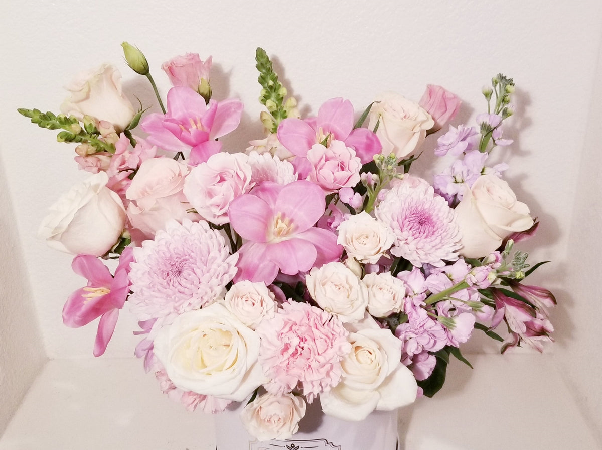 Signature Mix Flower Box – LeLe Floral