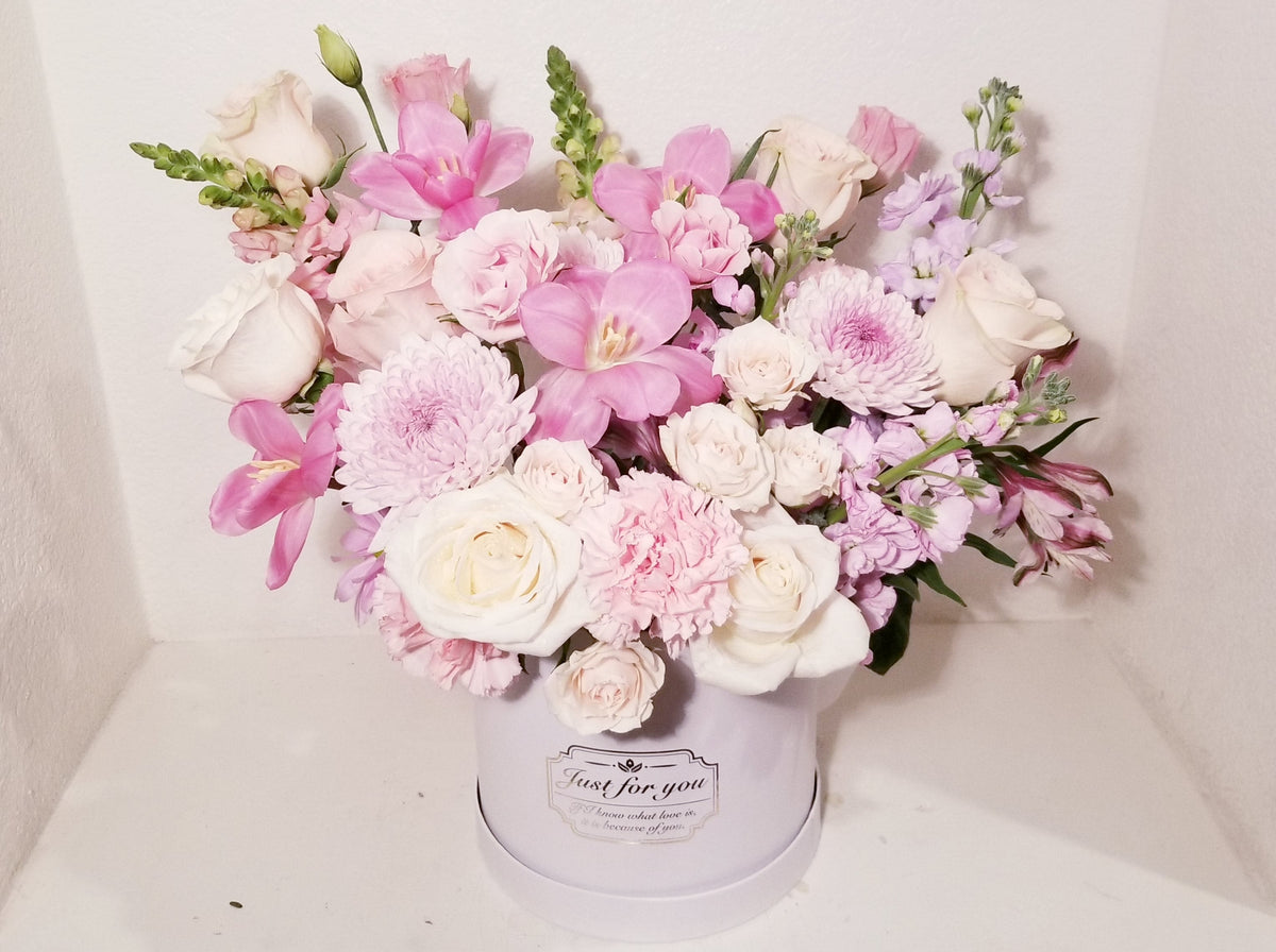 Signature Mix Flower Box – LeLe Floral