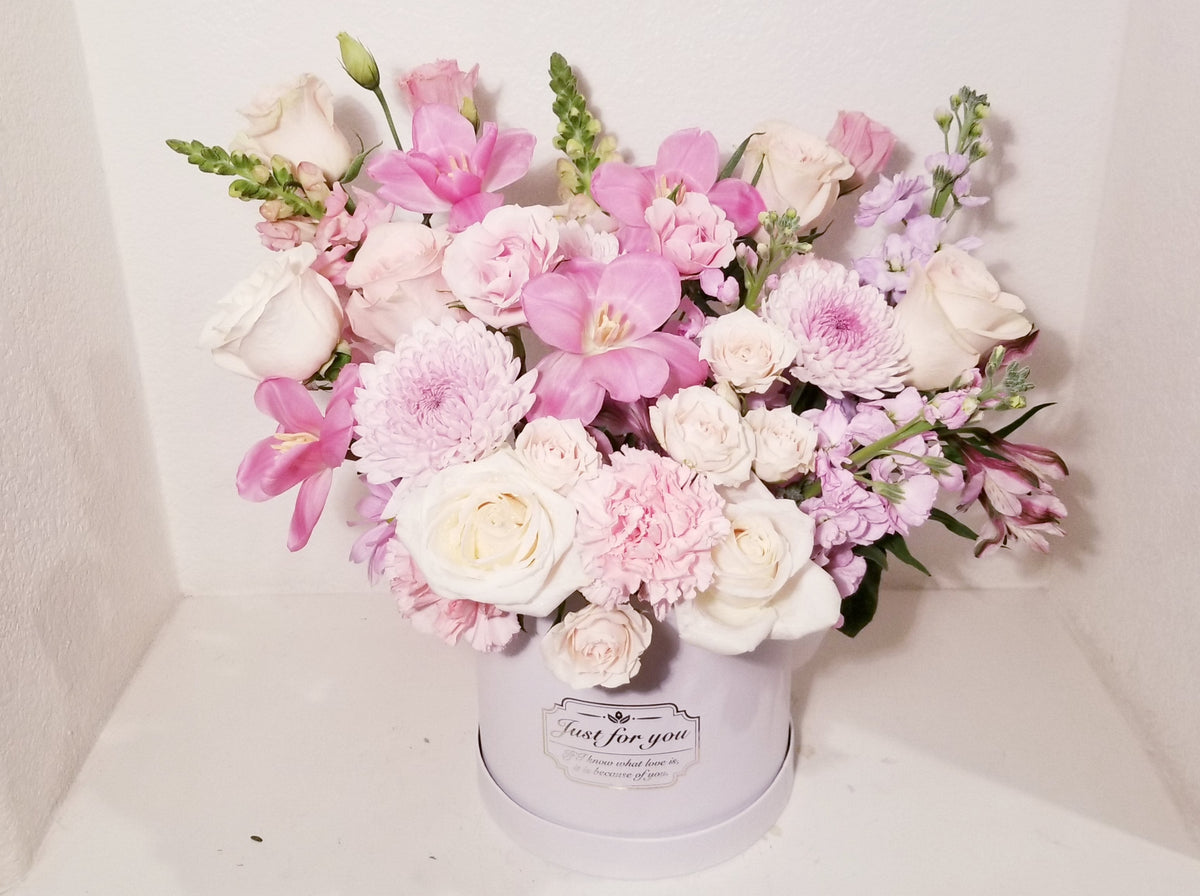 Signature Mix Flower Box – LeLe Floral